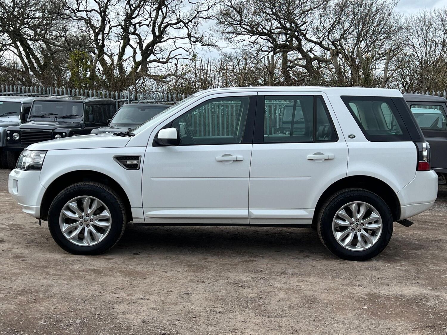 Used LAND ROVER FREELANDER 2 2014 White in Yeovil, Somerset | Gerald ...